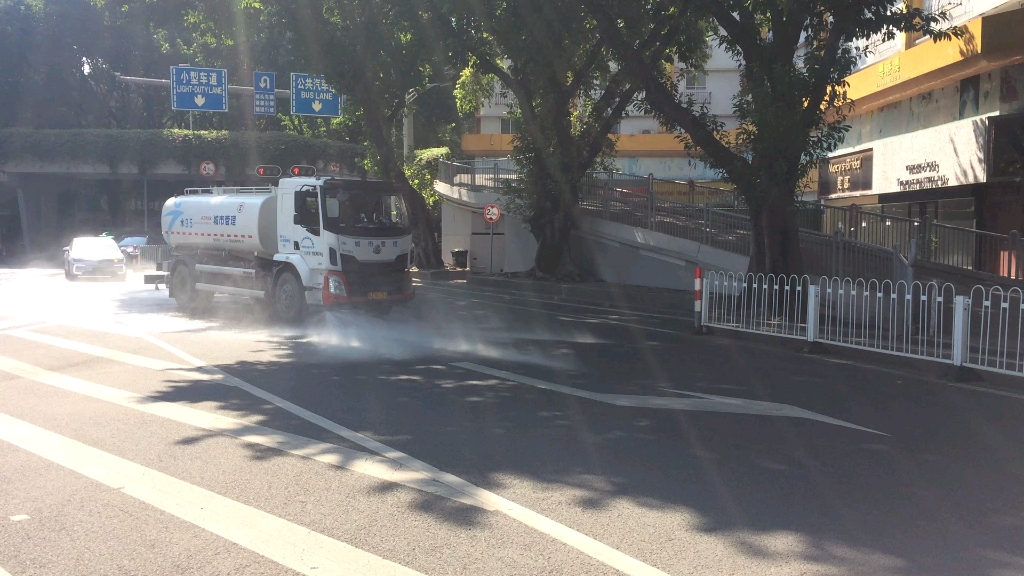 【南华中】广州城管洒水车使用《梦里水乡》《浏阳河》音乐洒水降尘