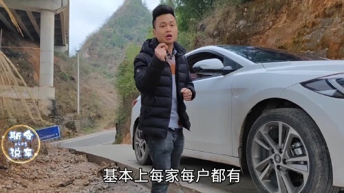 开自动挡上坡,只会踩油门就错了,走农村山路这才是正确操作驾驶技巧...