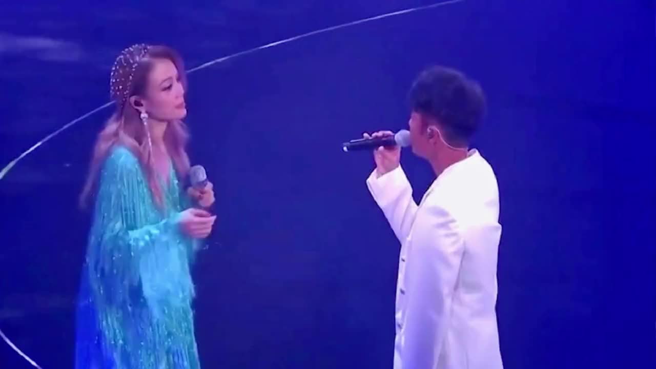 林俊杰为庆祝出道20年,举办世界巡回演唱会,容祖儿曝光两人照片