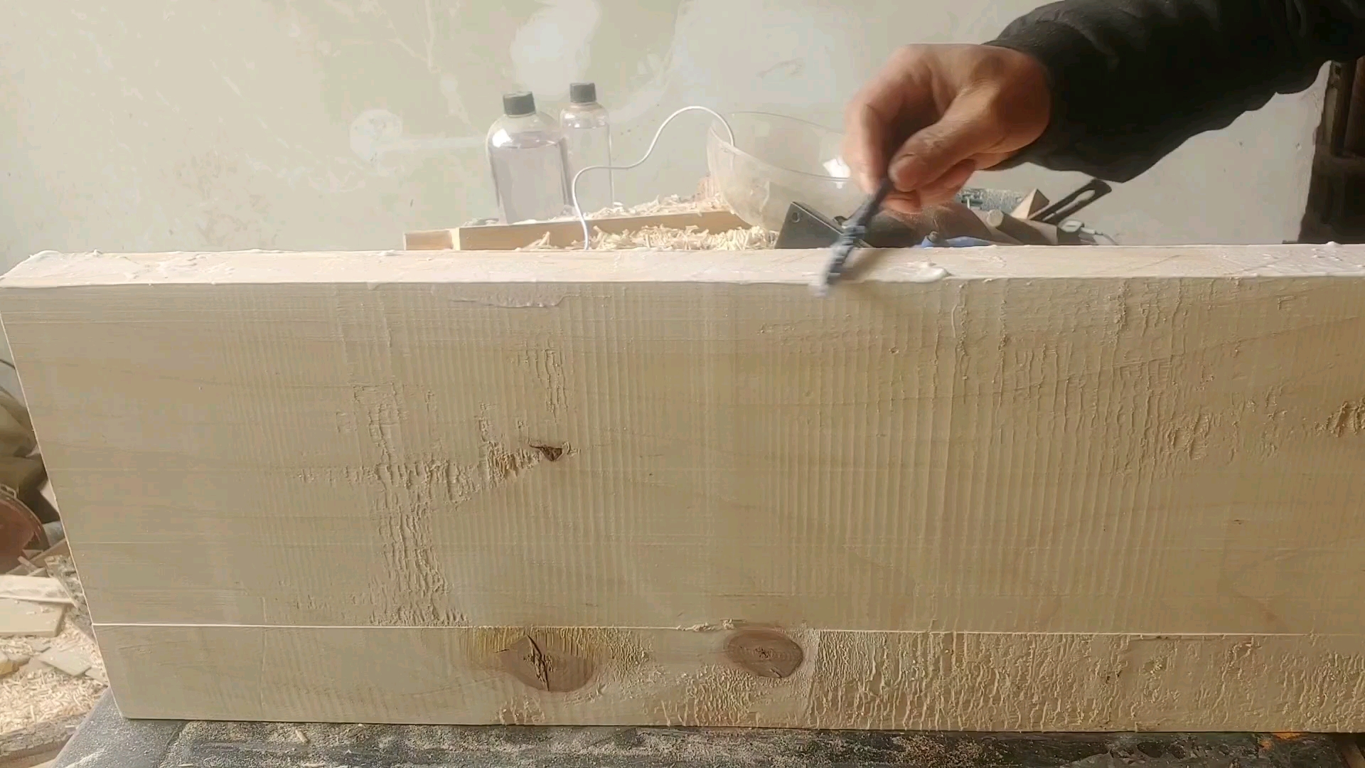木匠用柳木制作切菜板,都说柳木制作的切菜板好用