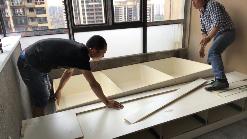 卧室太小,做个榻榻米真不错,储物空间大幅提升