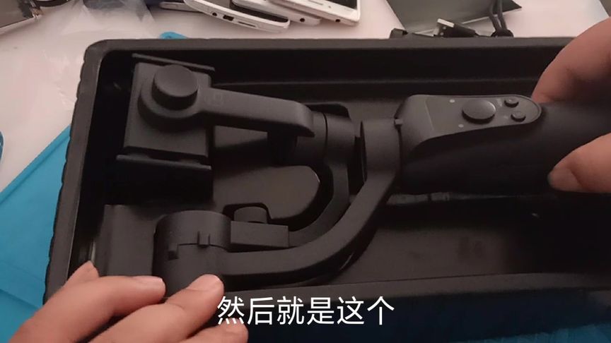399元淘来的手持云台稳定器开箱,按下开关后小伙直呼什么情况