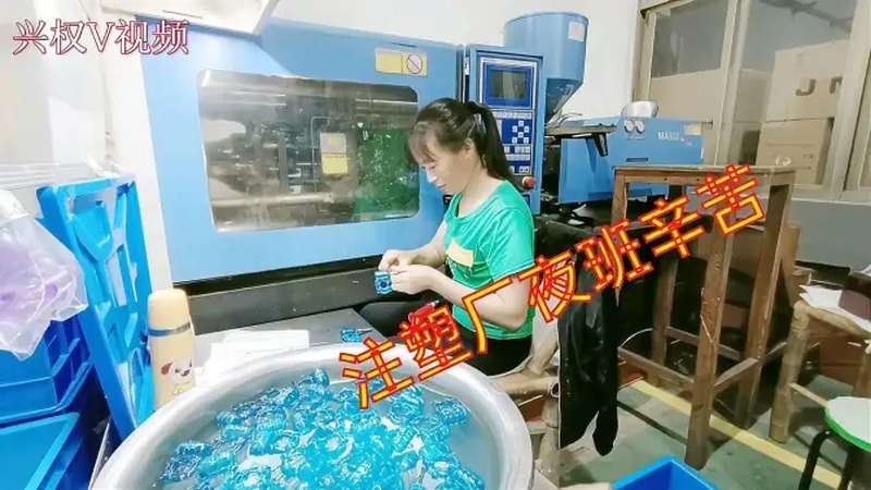 在繁忙的工厂上班,倒夜班是最累的,看看这样的工作太辛苦了