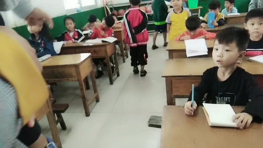 去寄宿学校接儿子,看看民办的和公办的学校有啥区别