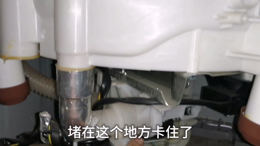 洗衣机进水的时候出水管漏水,看视频可以自己修好