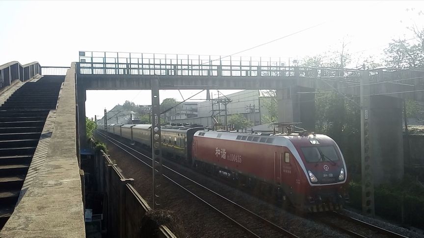 东莞东开往成都的T128次列车,全程运行2562公里用时近30小时