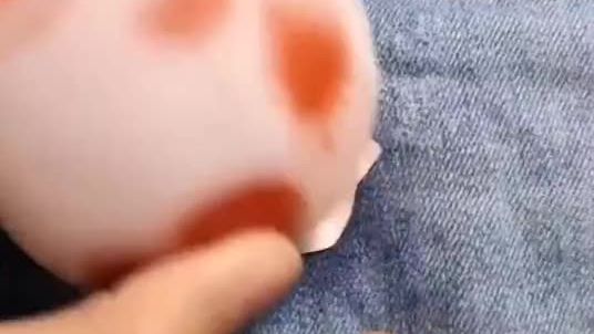 裤子上粘到泡泡糖,只需这样做,轻松去除,一点都不留痕迹