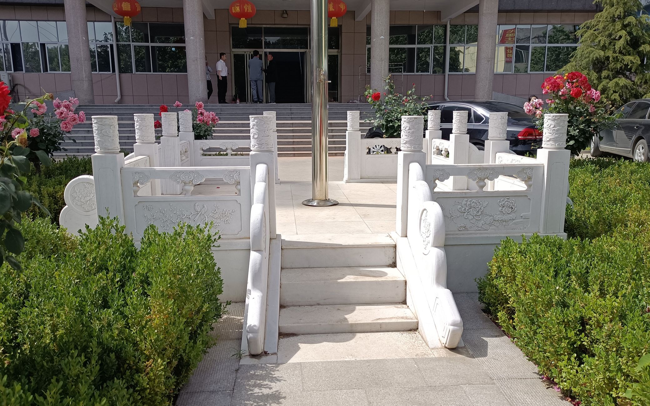 汉白玉旗台制作流程-学校汉白玉升旗台石栏杆安装全过程