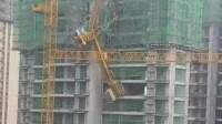 河北一工地工人塔吊作业时遇强对流天气,致2死4伤