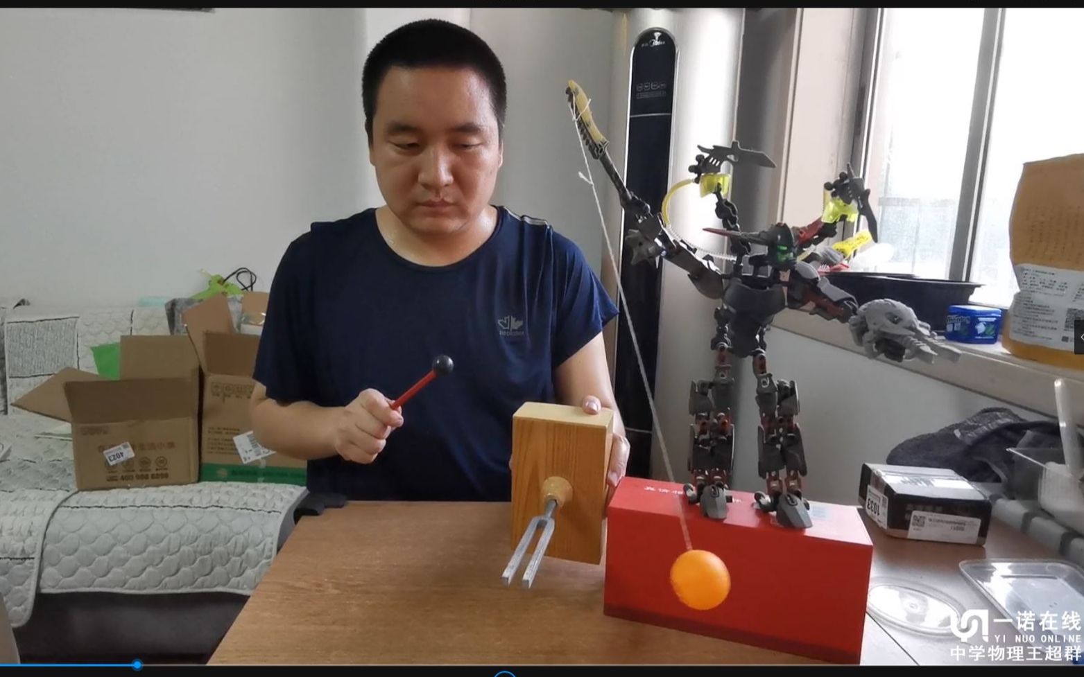 【中学物理王超群】振动的音叉弹开乒乓球,放入水中激起水花-...