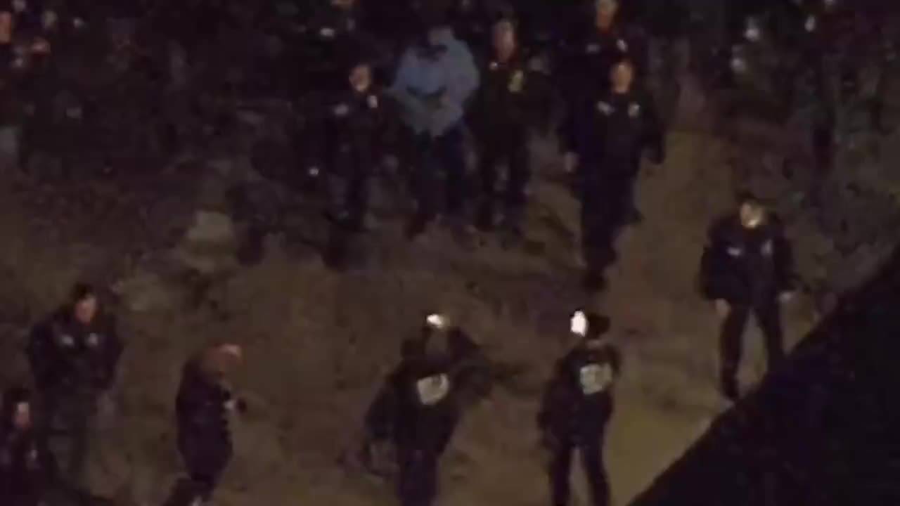 被美军抓走的马杜罗抵达纽约州:数十名特工围着