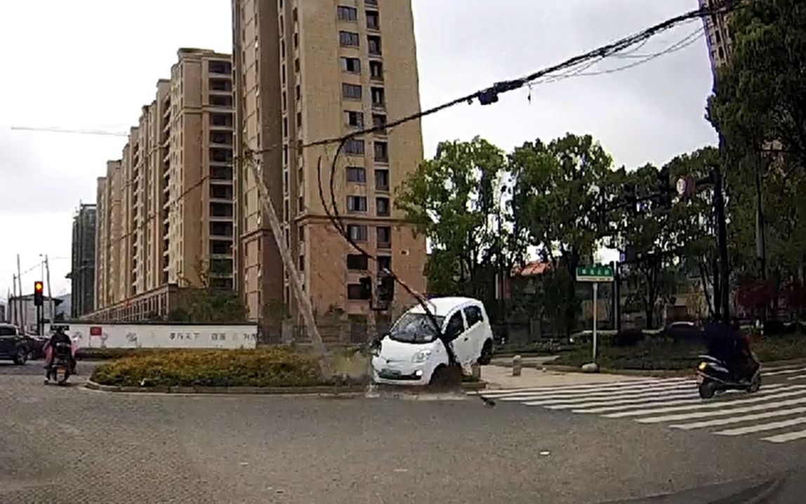 交通事故合集:电动车失控冲上花坛,车速太快撞断电线杆