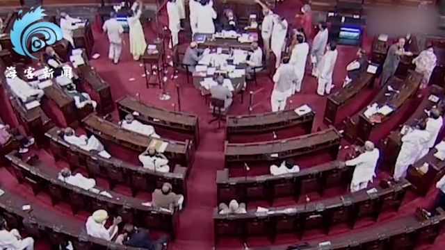 混乱!印度反对党大闹议会 反对派议员冲到副议长面前一把撕毁法案