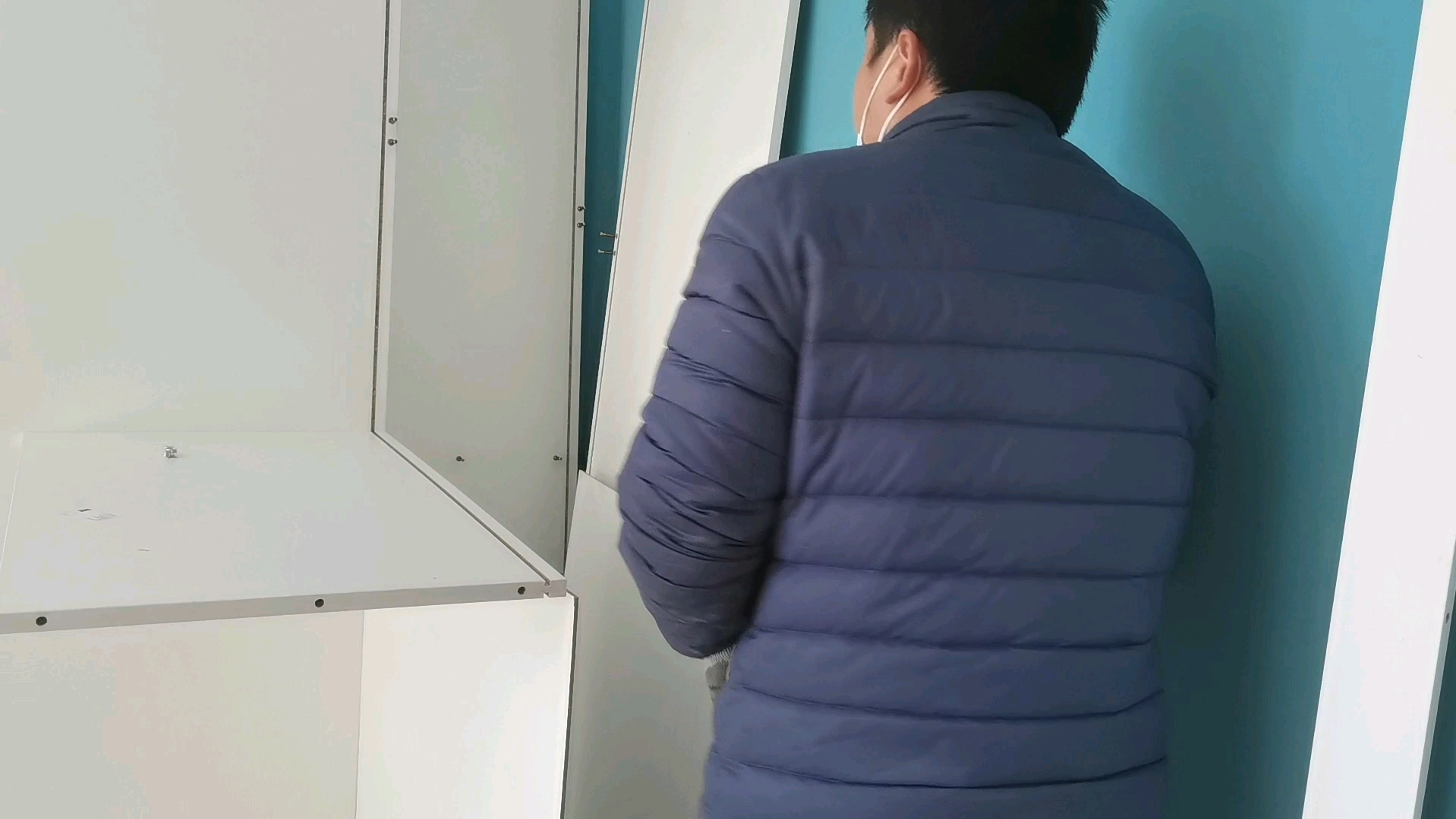 今天安装推拉门衣柜,好久没做推拉门衣柜啦,你说是推拉门好还是平开...