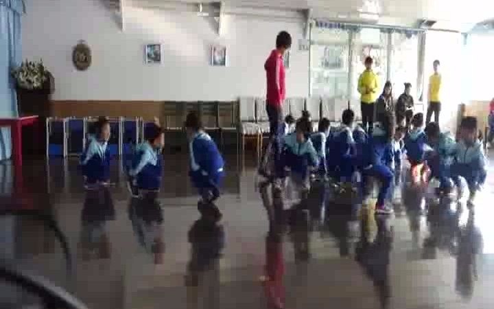 幼儿园公开课大班体育活动《矮人比赛 》有视频+教案+音乐