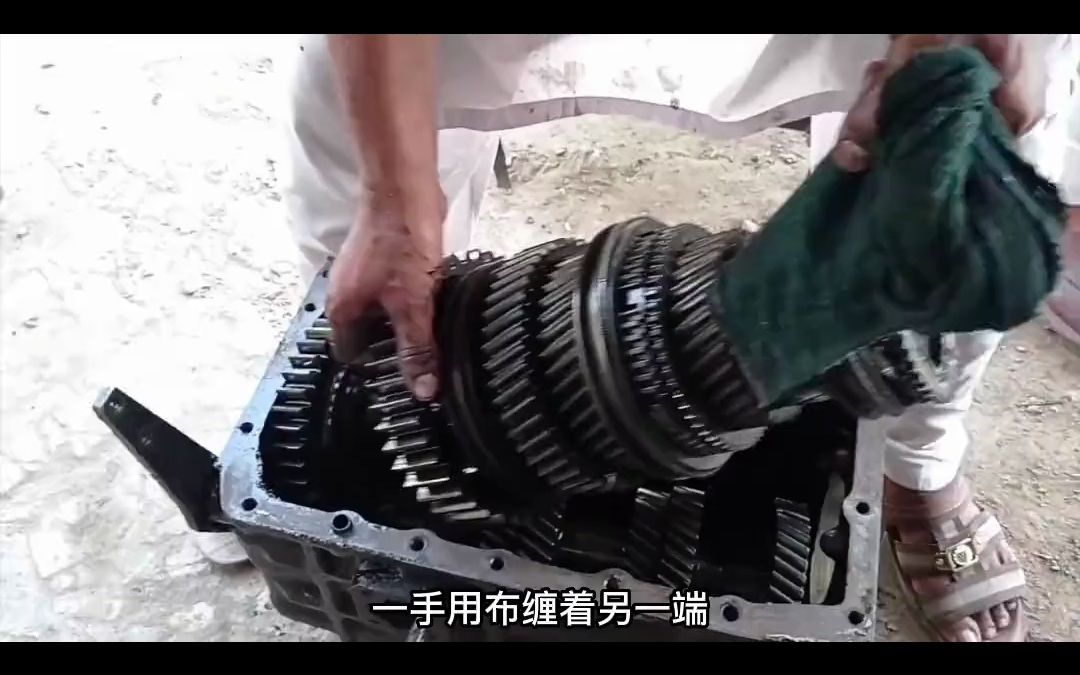 巴铁硬核拆解修理汽车变速箱,先用堆焊工艺,再进行车削,真厉害