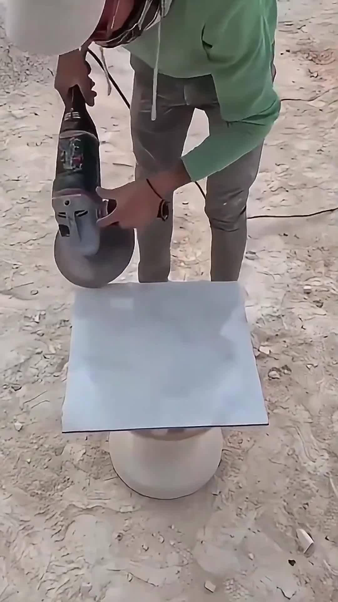 师傅切割瓷砖技术炉火纯青,这手艺绝了!