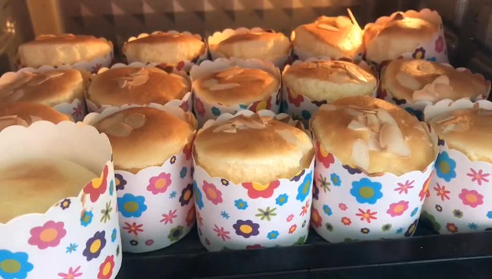 无论是模具戚风蛋糕,还是纸杯蛋糕,做好后都会回缩,模具的需要倒扣晾...