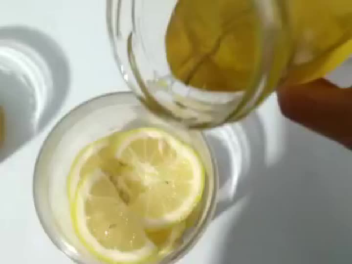 自做蜂蜜柠檬茶,具有美容养颜,润肺通便的功效哦,美女必备