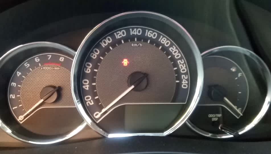 卡罗拉的仪表盘太简单了啊!