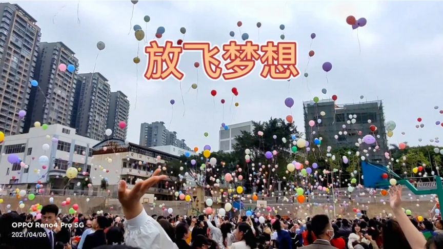 学校为高三学生举办成人礼活动,每个学生的家长也参加,场面感人