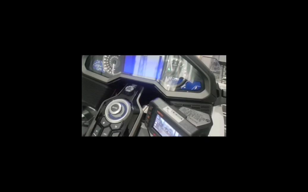 金翼爆振传感器故障,拆开发现被老鼠啃断了线,焊接好线原位装回去用...