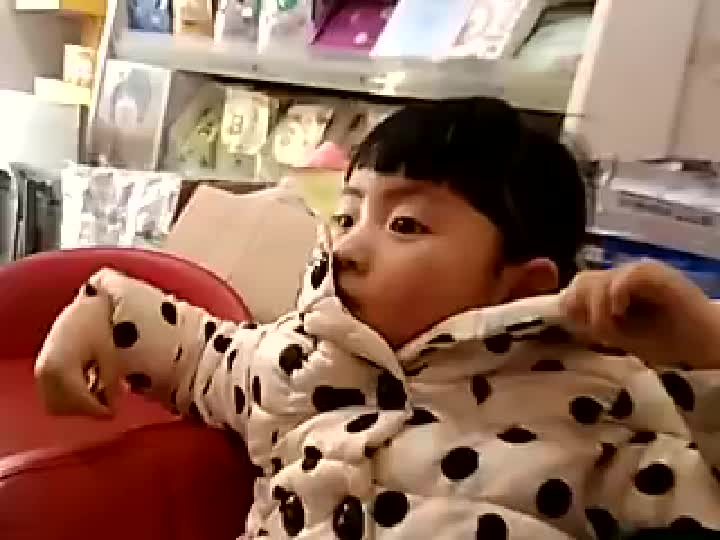 动画片里正在讲鬼故事,把他给吓着了