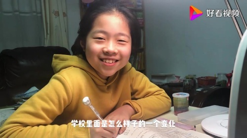 和孩子聊聊开学后学校变化,比如:下课注意事项,体育课戴口罩吗