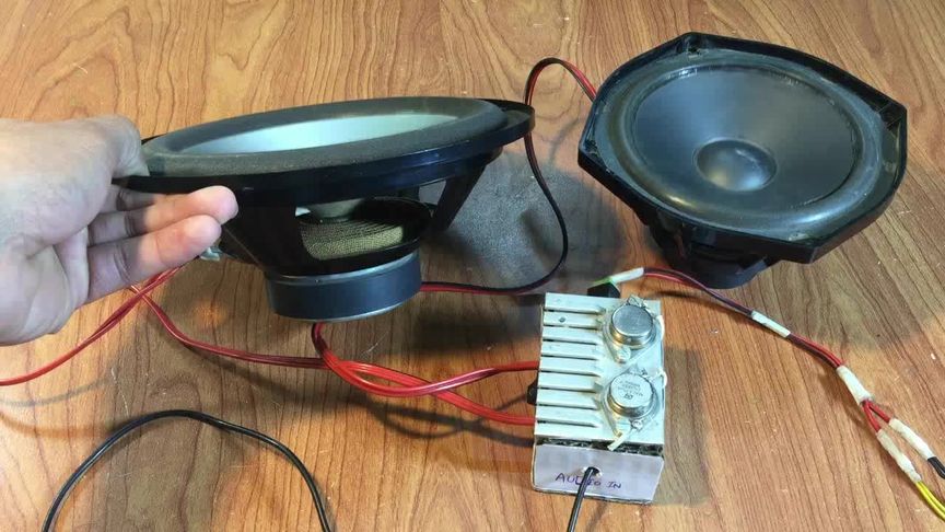 带有晶体管2N3055的Max Ultra Bass放大器,大声和清晰低音扬声器