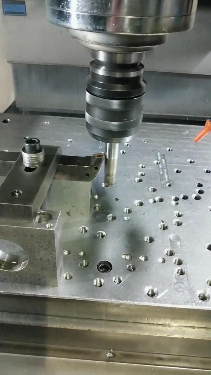 CNC数控加工1个人做9台机