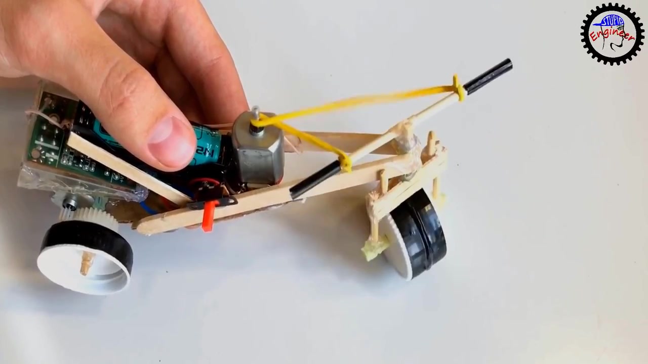 如何制作一辆遥控玩具三轮车
