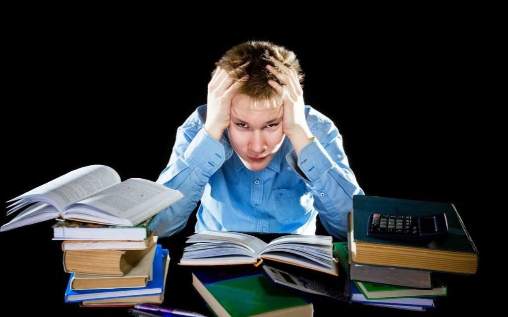 终于找到我桌面凌乱的原因,竟然与桌子大小无关。