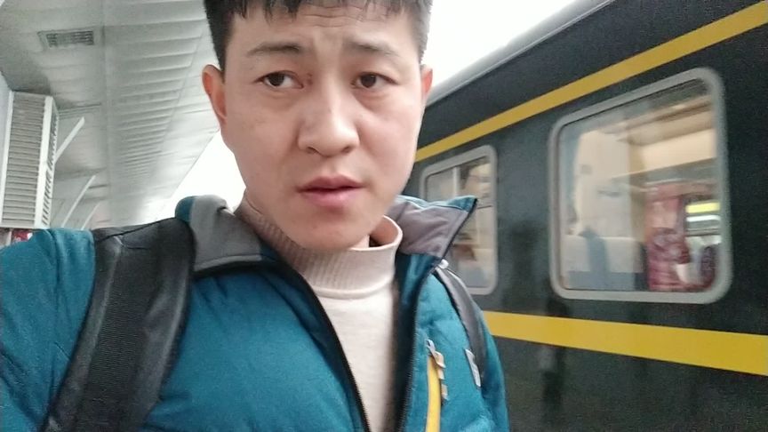 (疫情之前拍摄)实拍从成都到重庆的绿皮火车,火锅和小面我来了