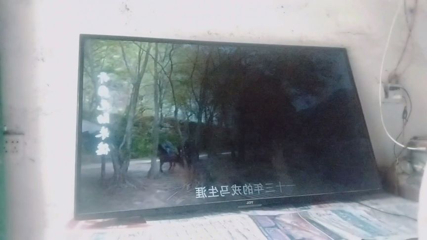 液晶电视屏幕闪烁,图像左边亮右边暗怎样修理