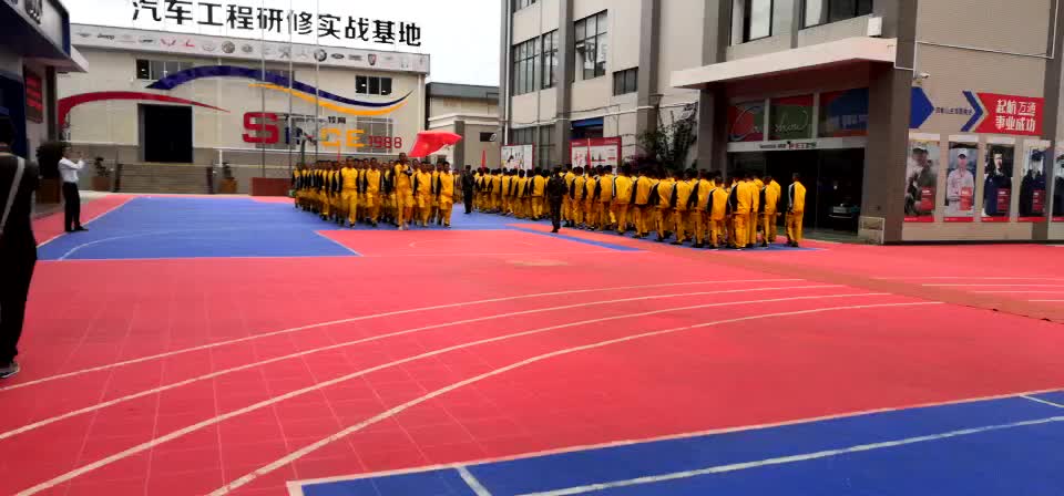 云南万通汽修学校  新生军训汇报表演