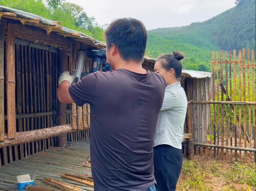 媳妇靠我发家致富,洗件衣服挣100元,明码标价
