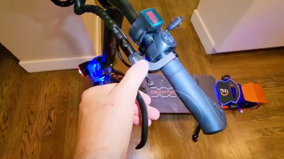 思酷特D5双驱越野代步电动滑板车