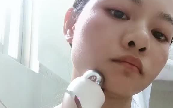 美容仪 又到了护肤时间了,面部提升,细纹也少了