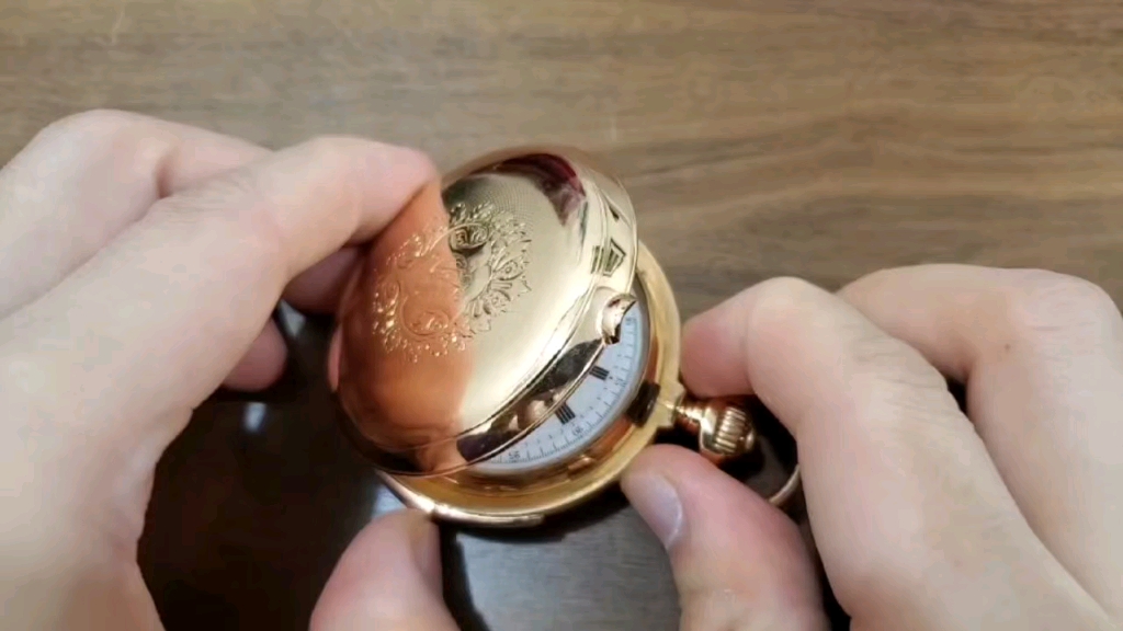 ...的高级别机芯,大表径58mm,重160g,罗马数字刻度,少见四路易花针。