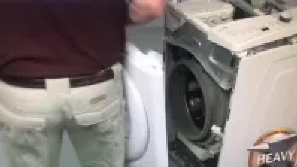 滚筒洗衣机前面的盖怎么拆卸