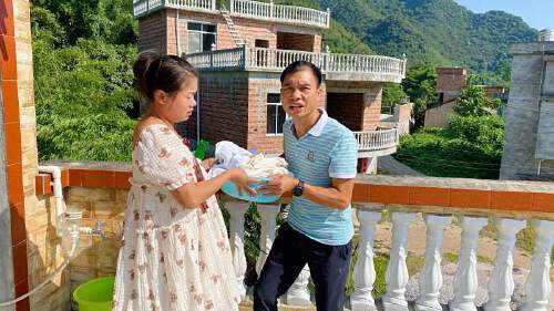 孕妈临盆倒计时!暖心准爸抢晴天手洗宝宝衣,幸福溢出屏幕