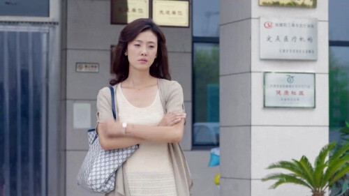 美女包被抢,不料残疾小伙从轮椅上站起来,下秒精彩