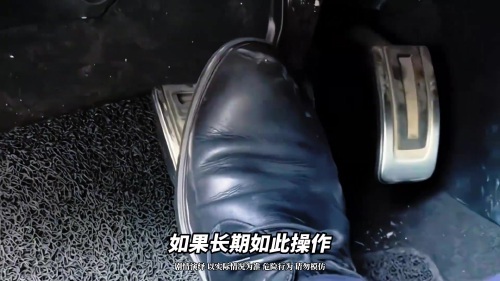 在红灯前,你知道驾驶自动挡车应选择哪种档位吗?