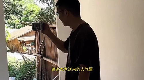 李哥安装好卧室门后,小杨总负责在缝隙处打发泡剂