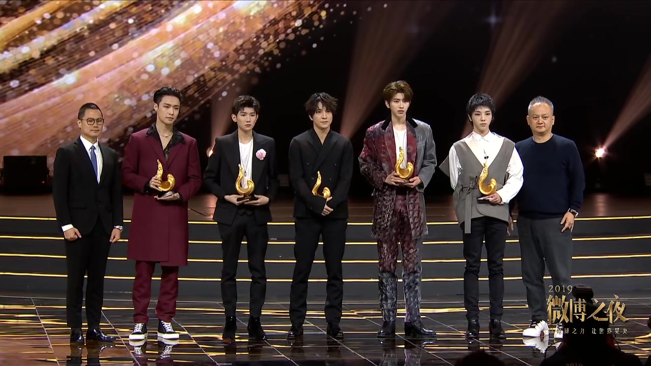 蔡徐坤、华晨宇、王源、薛之谦、张艺兴2019-2020微博之夜同台领奖,...
