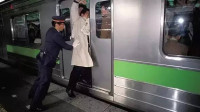 被称作可以让人意外怀孕的地铁,乘务员的工作就是把乘客推上车!