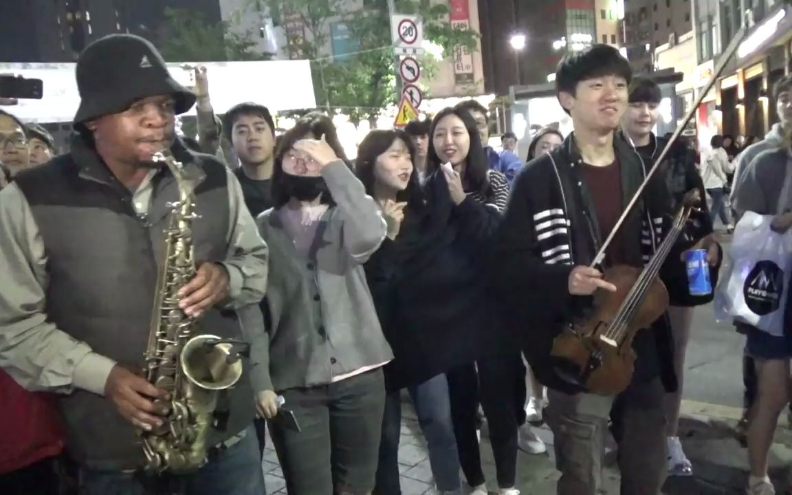 萨克斯管的即兴演奏让大家都很High