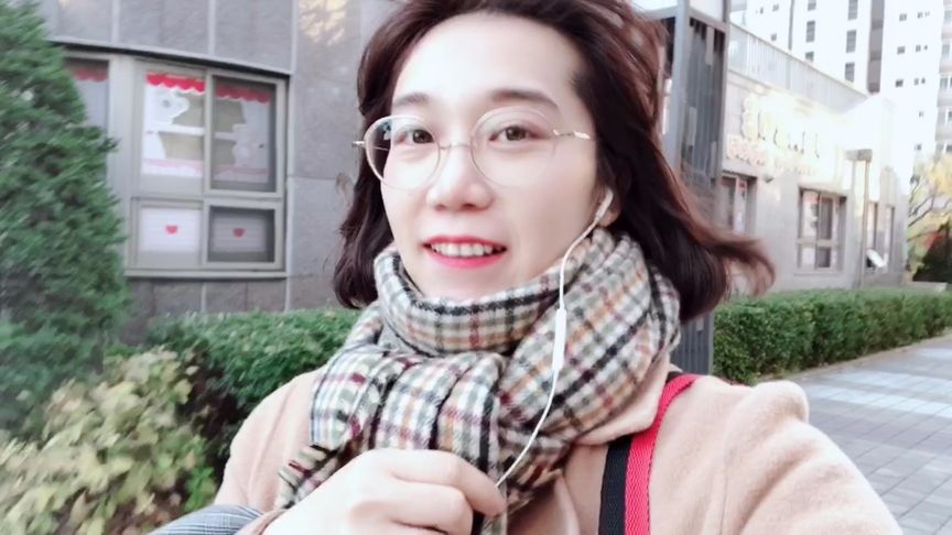 儿子的校服裤子破了个洞,自己缝不了,看看韩国裁缝店收多钱?