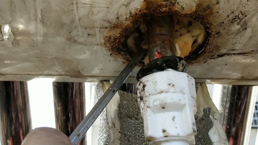 太阳能进水口漏水这样修,直接把里面的垫子换掉