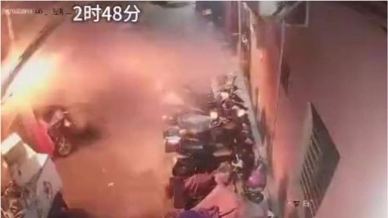 5旬老汉出租屋内给电动车电池充电爆炸监控拍下火光喷射一幕